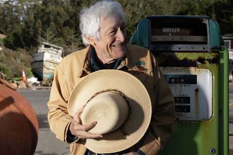 A sweet celebration of Ramblin’ Jack Elliott, still moving