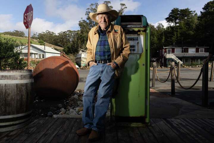 A sweet celebration of Ramblin’ Jack Elliott, still moving