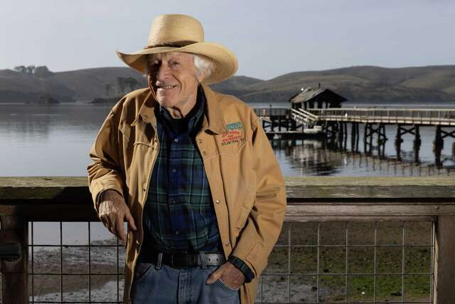 A sweet celebration of Ramblin’ Jack Elliott, still moving