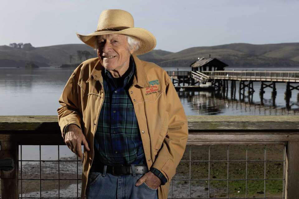 A sweet celebration of Ramblin’ Jack Elliott, still moving