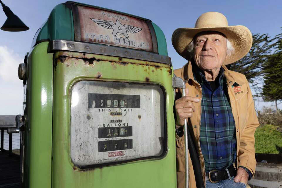 A sweet celebration of Ramblin’ Jack Elliott, still moving
