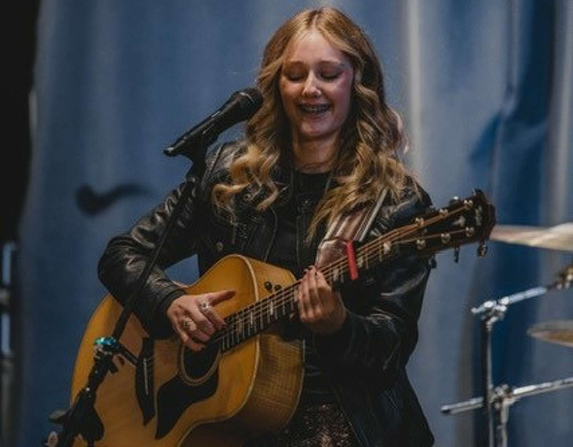 Conroe teen country singer plays downtown venue's first sold-out show