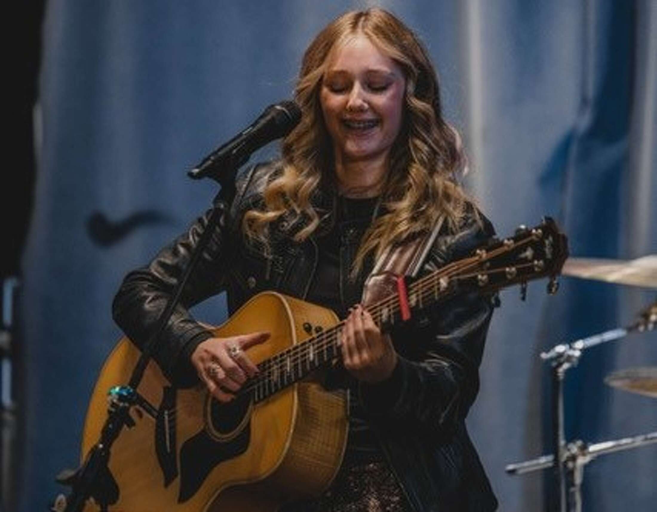 Conroe teen country singer plays downtown venue's first sold-out show