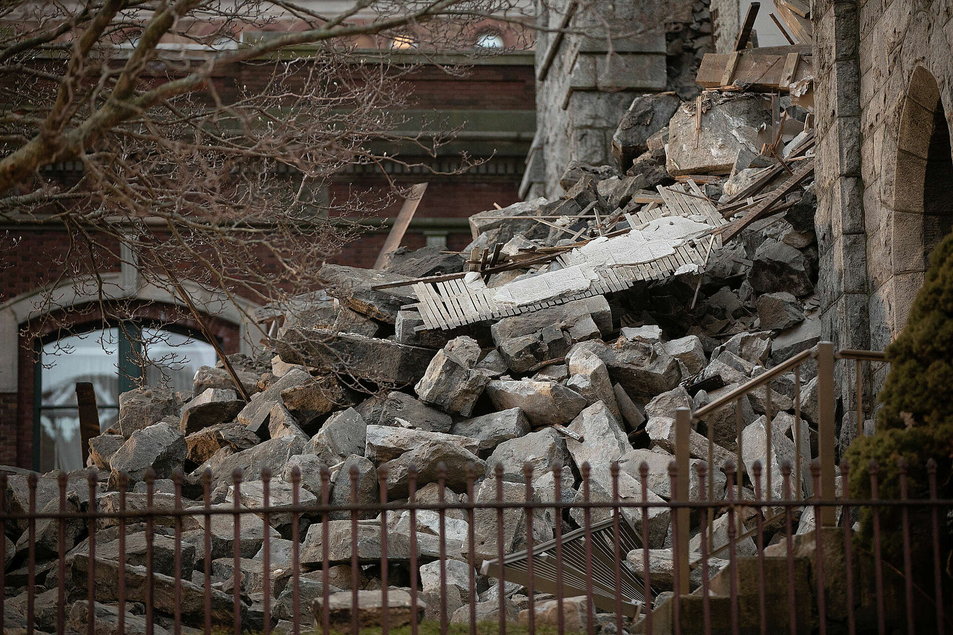 Steeple collapses at New London's First Congregational Church