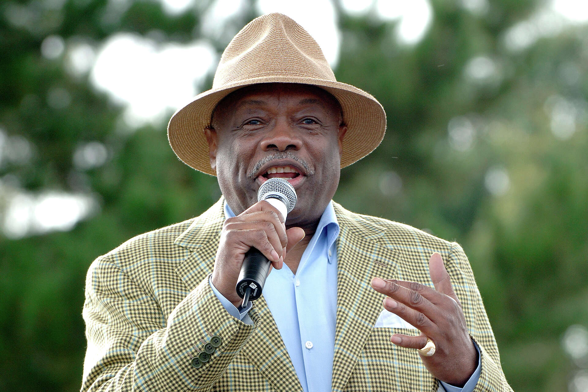 Former SF mayor Willie Brown auctions off his old clothes on eBay