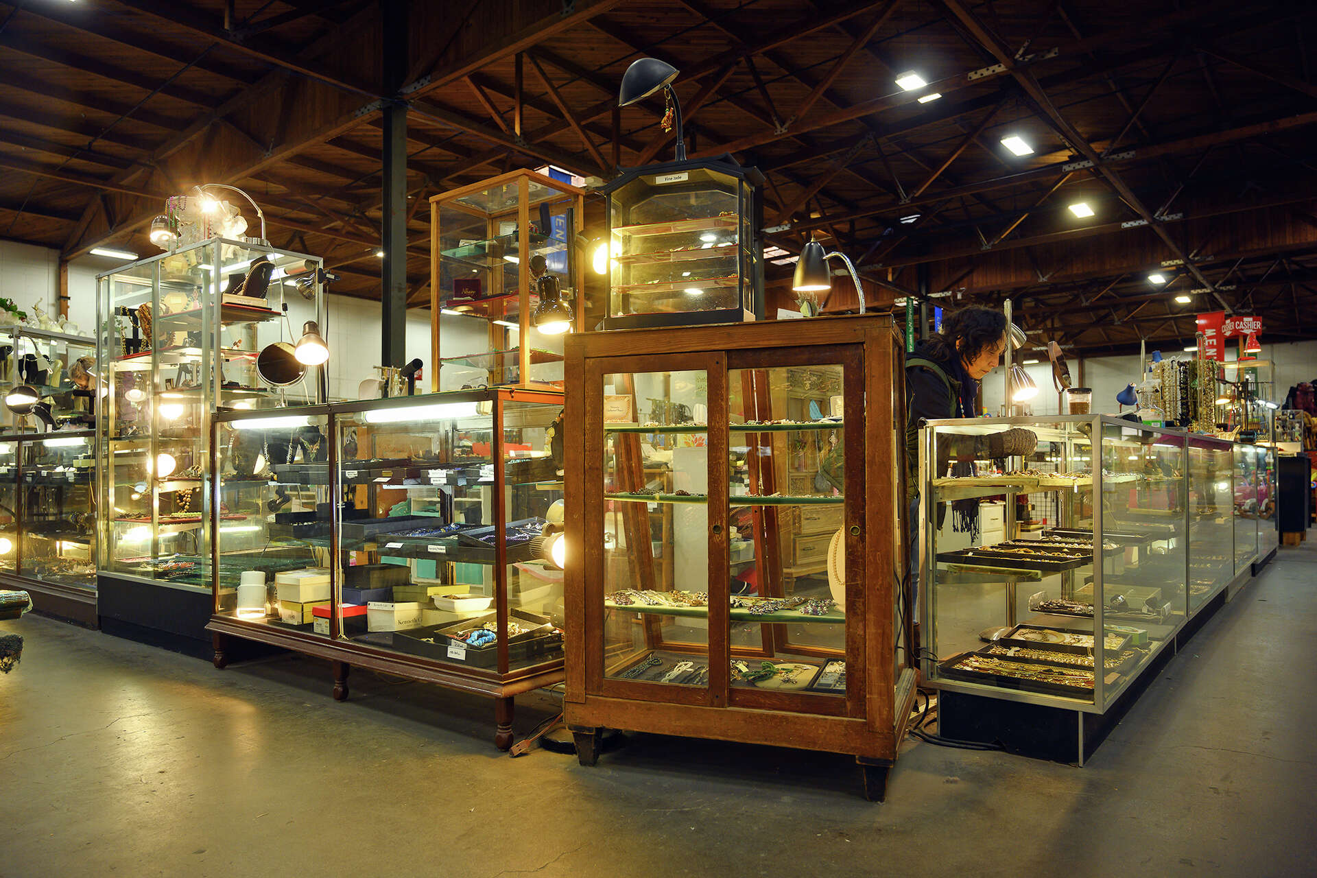 Oakland warehouse sale attracts thousands on opening day