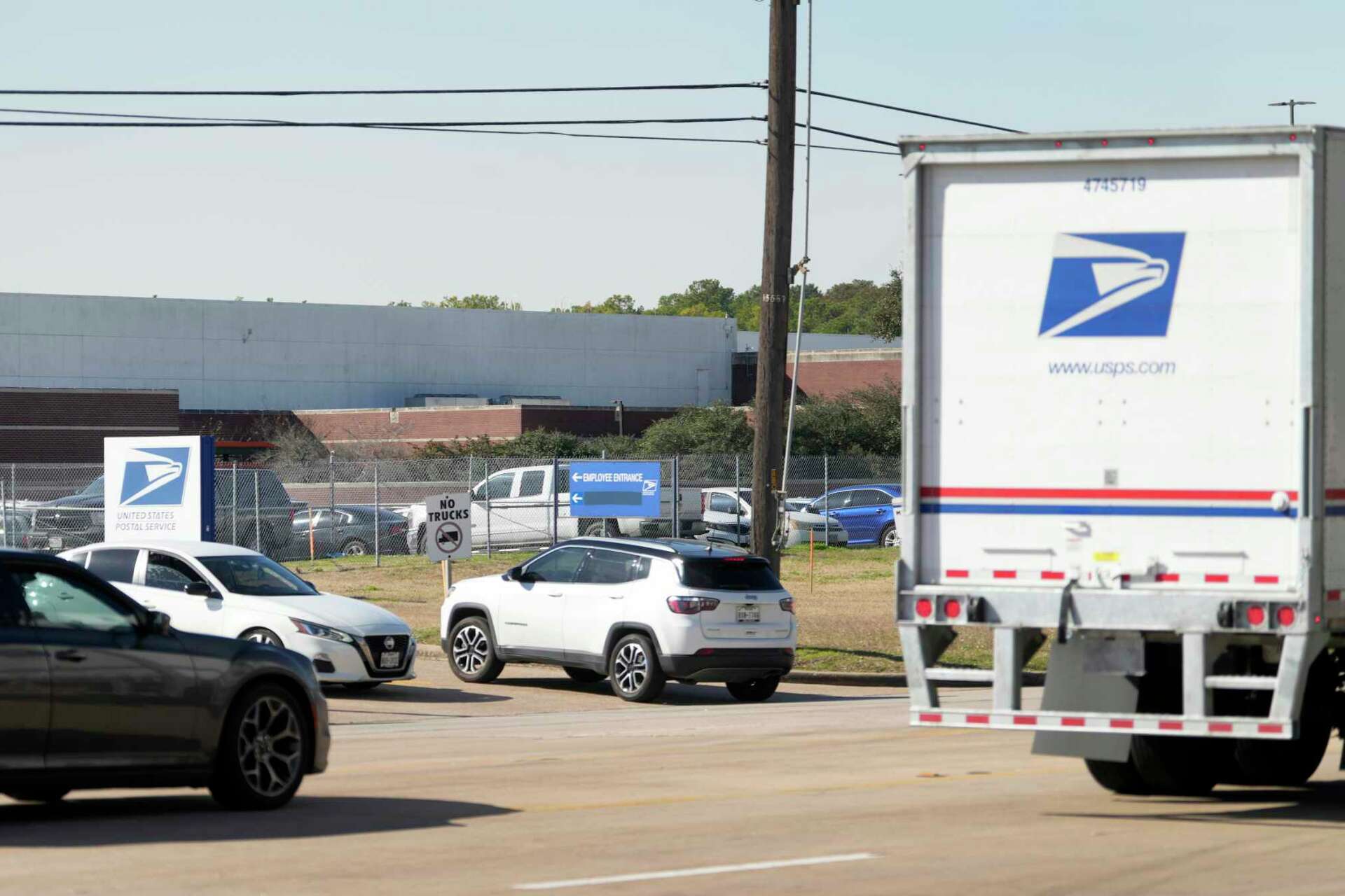Reps. Green, Garcia have staffers visit Houston USPS facilities