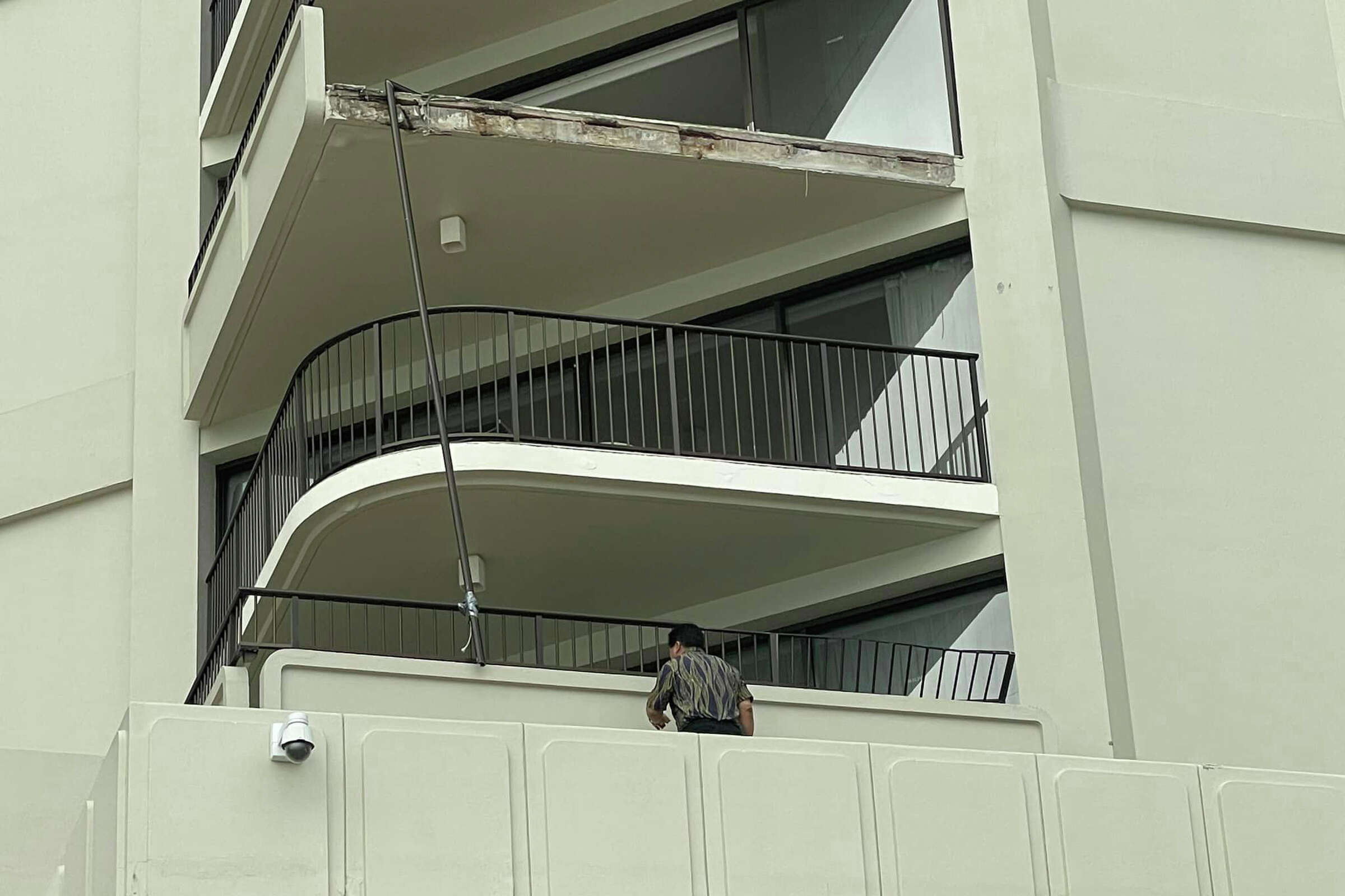 Railing falls off popular Hawaii hotel, lands on Waikiki beach