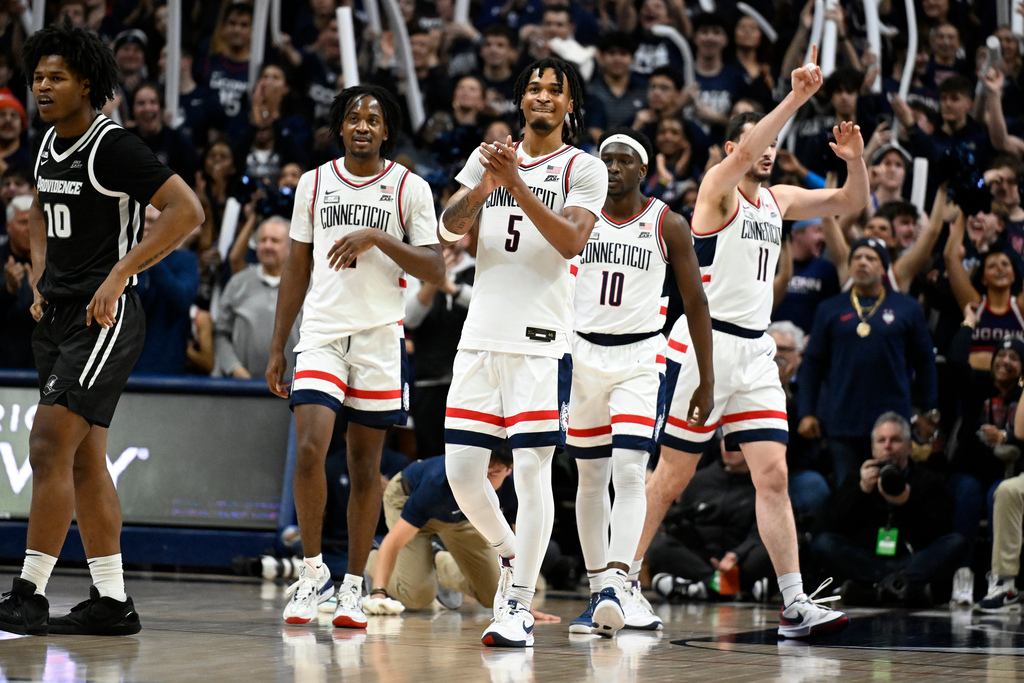 UConn men's basketball freshman Stephon Castle saves Huskies in win