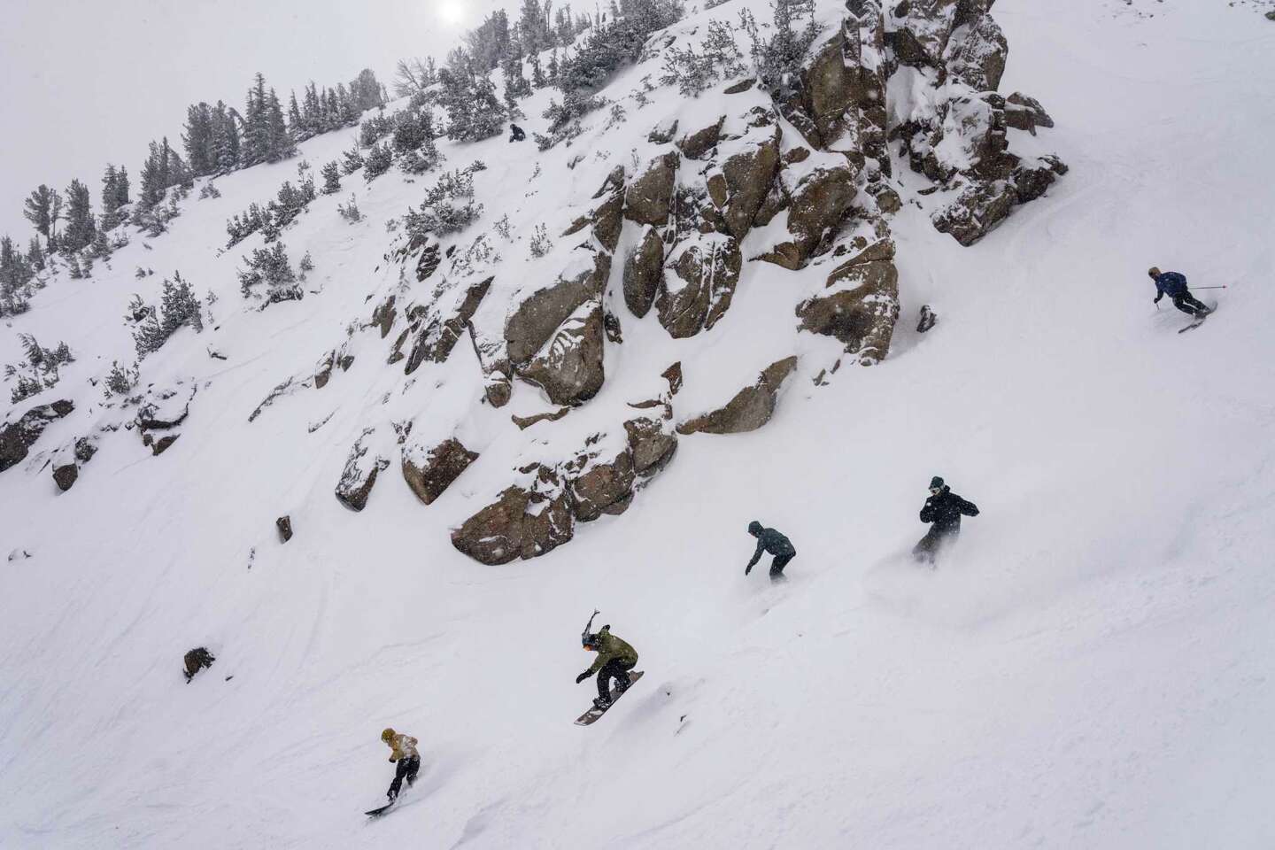 Teen snowboarder hospitalized after Mammoth Mountain ski lift fall