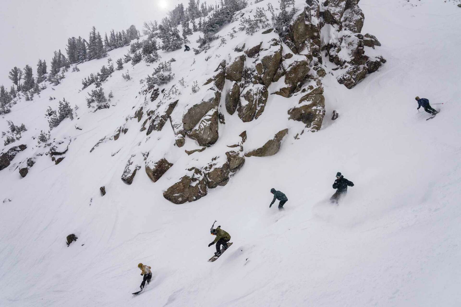 Teen snowboarder hospitalized after Mammoth Mountain ski lift fall