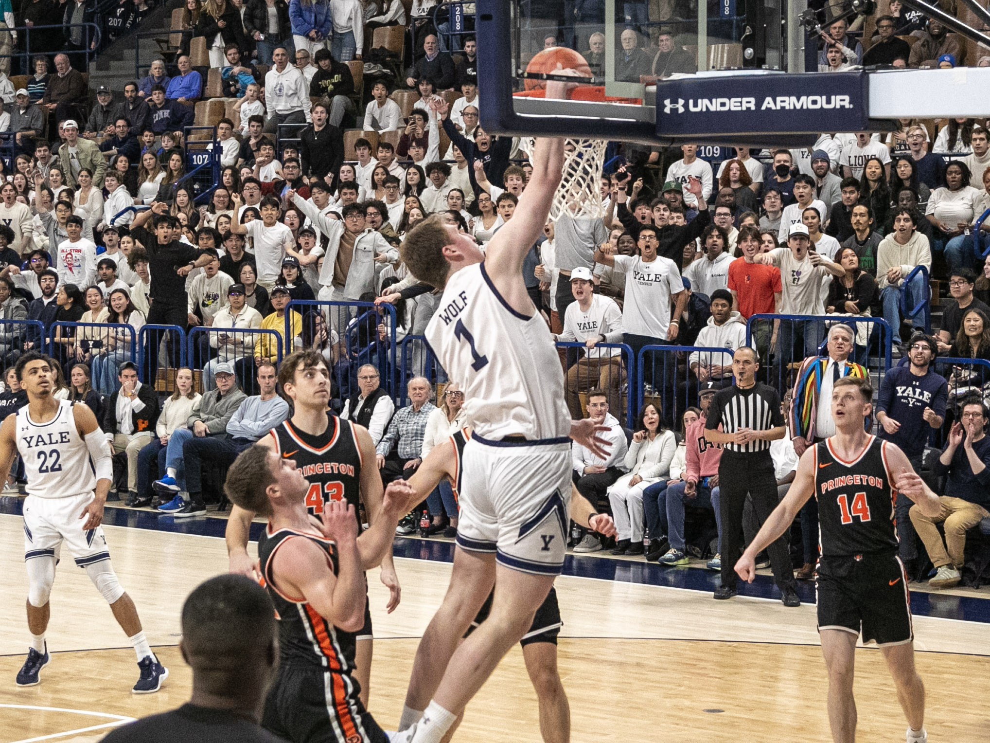 Yale thrwarts Princeton, remains perfect in the Ivy League play.
