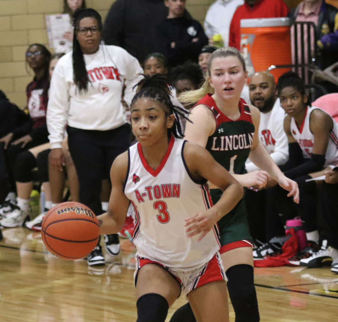 Unbeaten Lincoln slows down Alton, wins battle of a 1 vs. 2