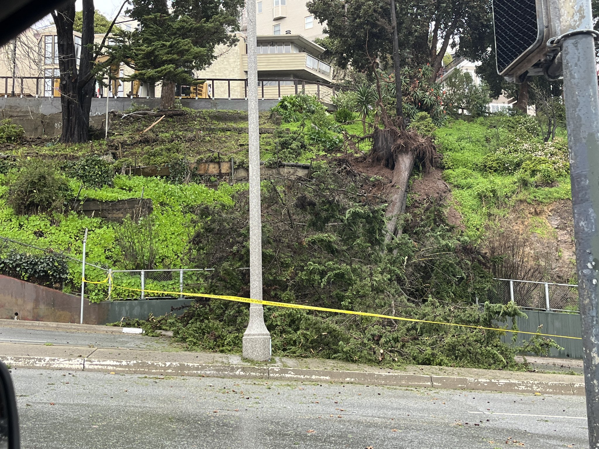 California storm live updates: Nearly 400,000 without power in Bay Are