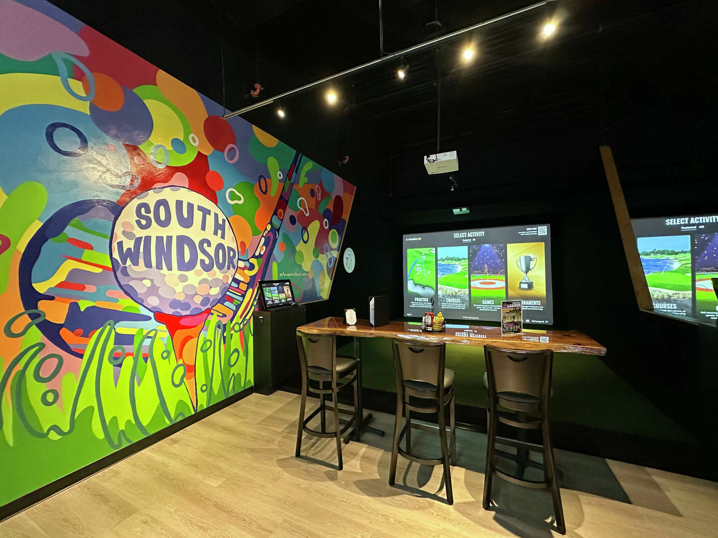 Golf Lounge 18 opens at South Windsor's Evergreen Walk