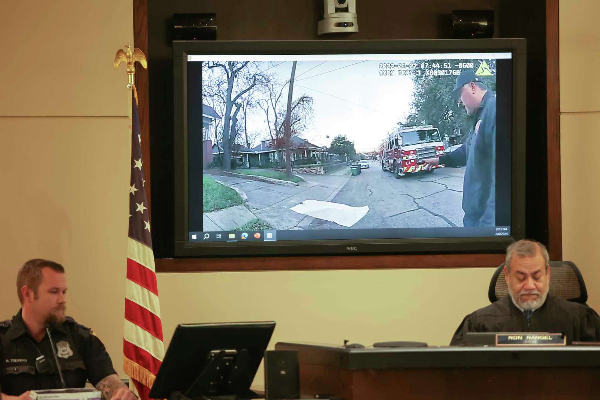 Trial witness: Boyfriend kept me from helping the woman he shot
