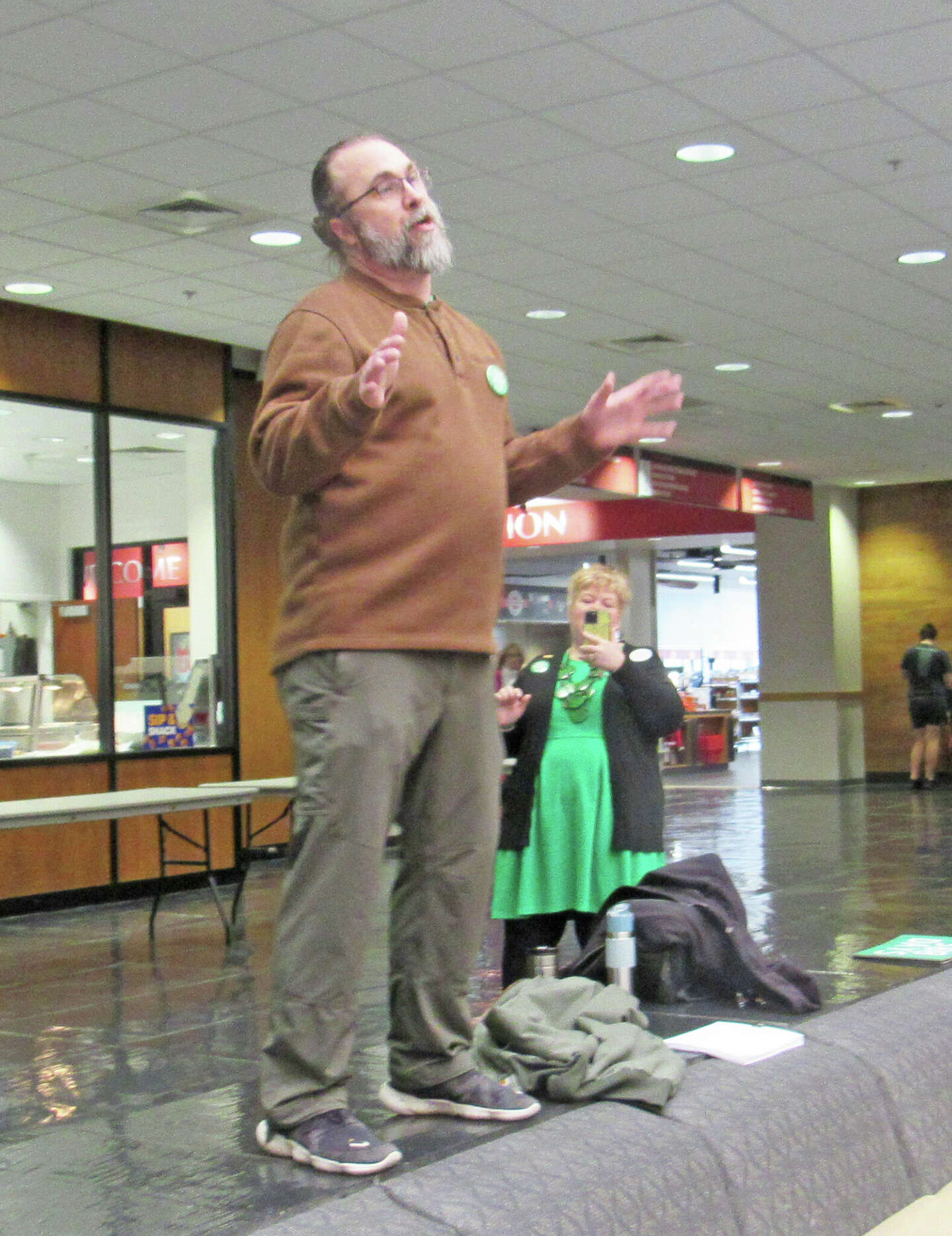 SIUE workers protest for fair pay amid contract dispute