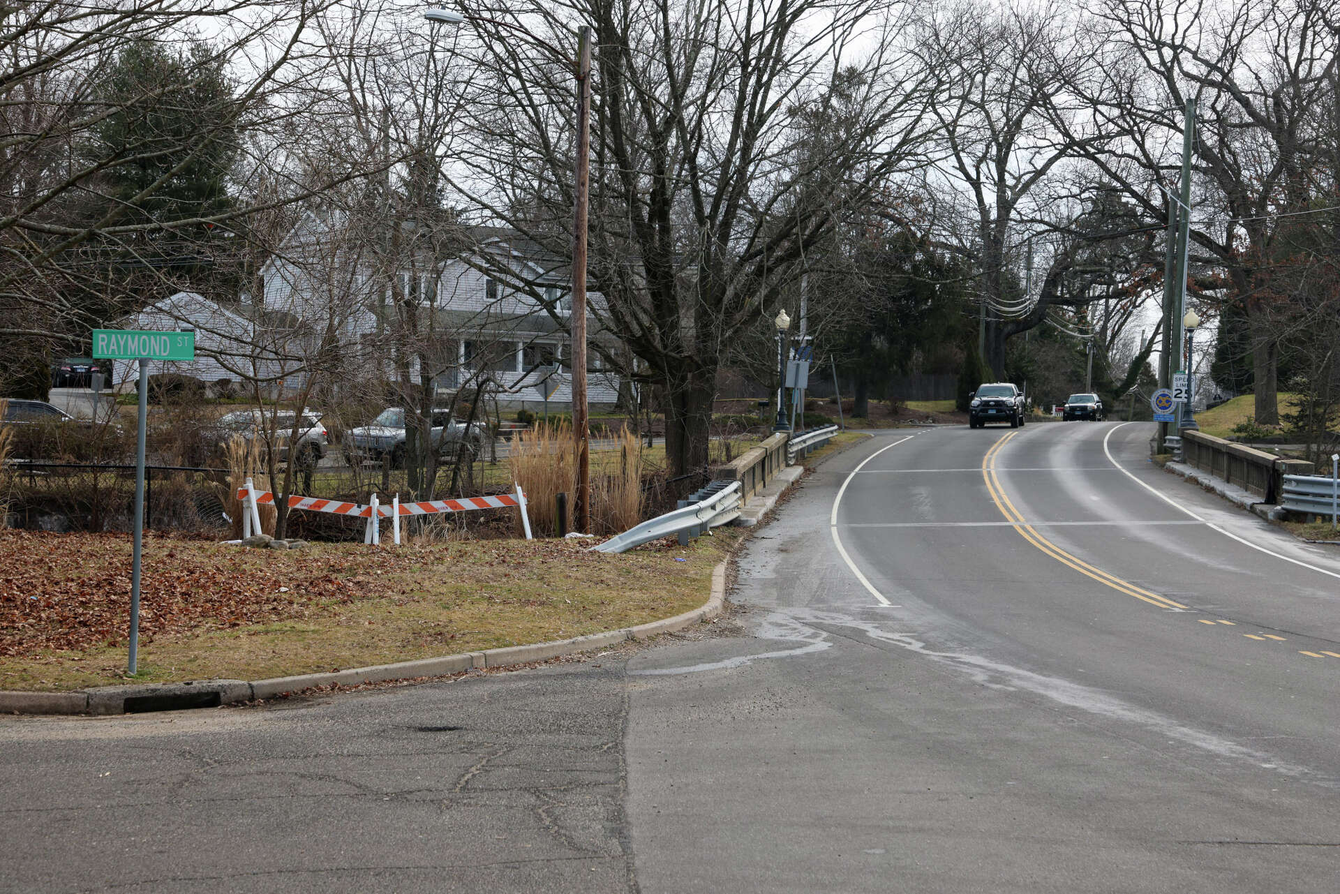 Darien police ID Bridgeport man killed after car went in river