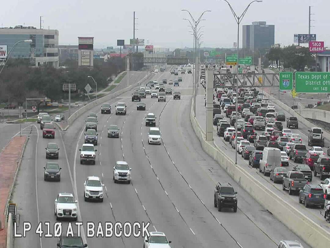 Traffic delays on major San Antonio highway after rollover crash