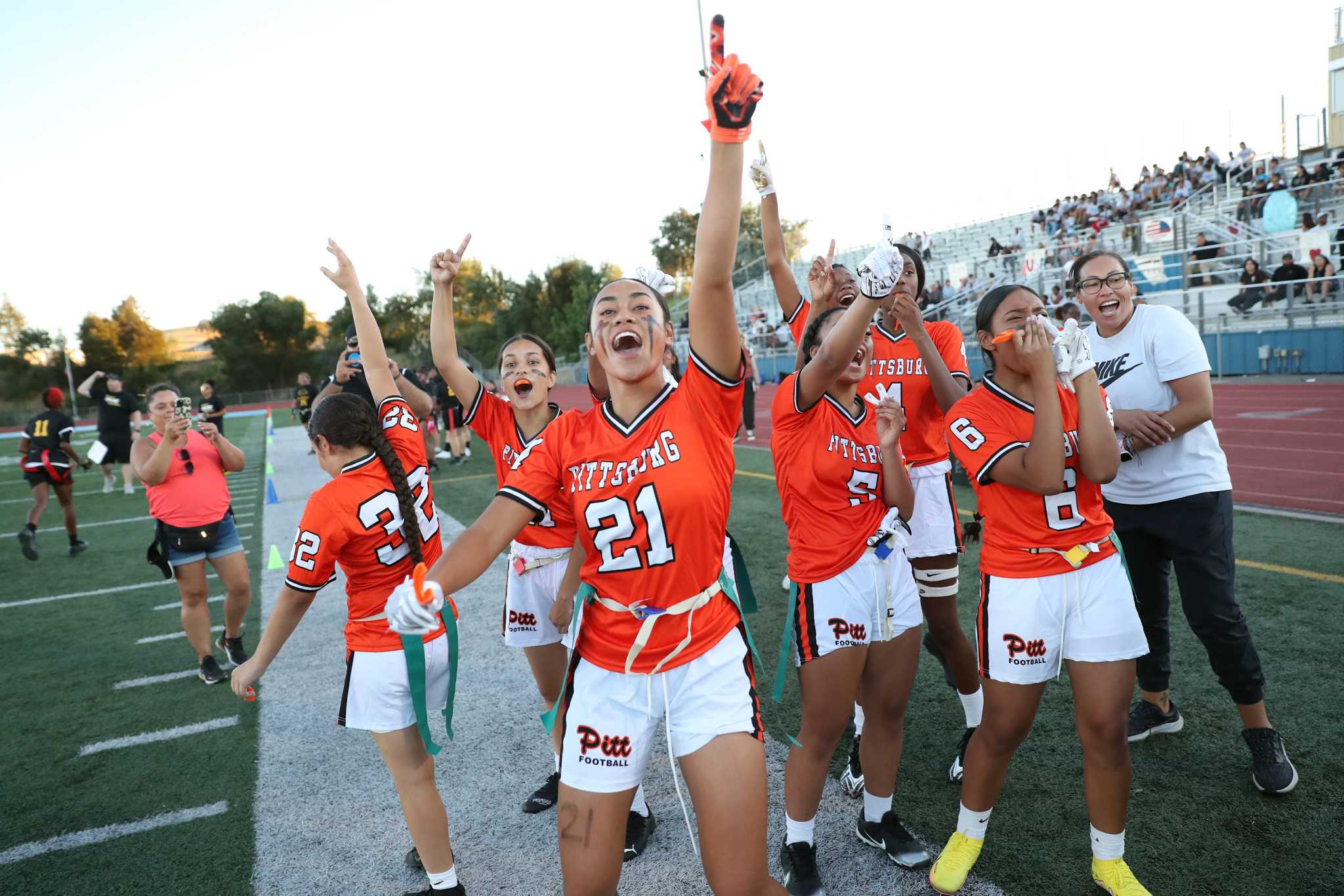 Ex-49ers QB Steve Young, daughters see girls flag football flourish