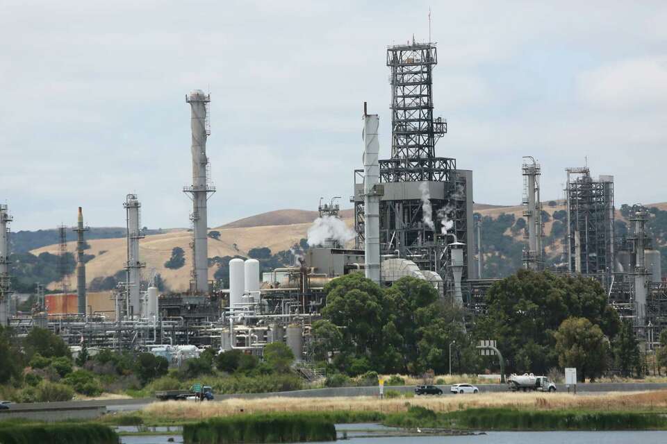 Martinez oil refinery spews dust again during week of repairs