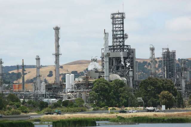 Martinez oil refinery spews dust again during week of repairs