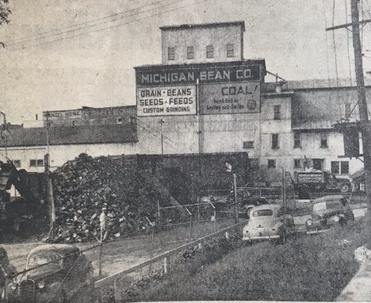 Grain elevator once landmark on Main Street