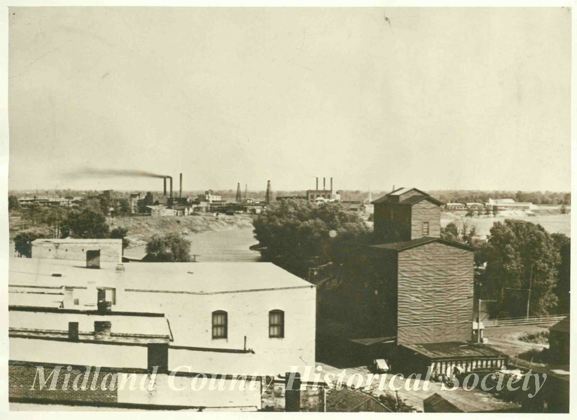 Grain elevator once landmark on Main Street