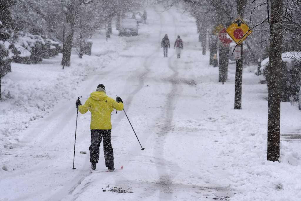 Video roundup: Heavy snow, dangerous roads, crashing waves highlight ...