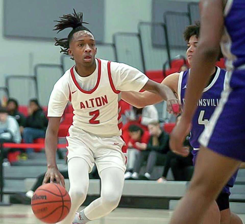 Alton can't hold lead in fourth and falls to No. 7 Collinsville