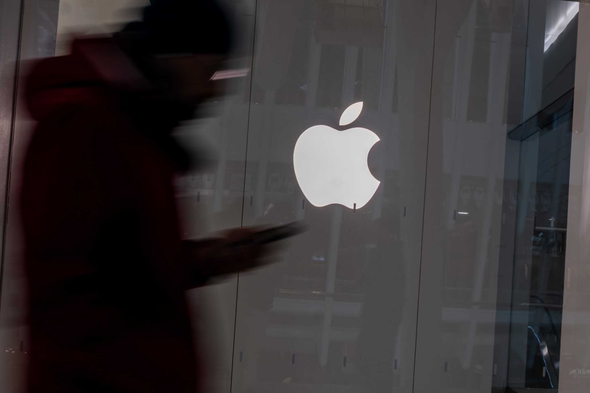 Female Apple employees claim gender pay bias in lawsuit