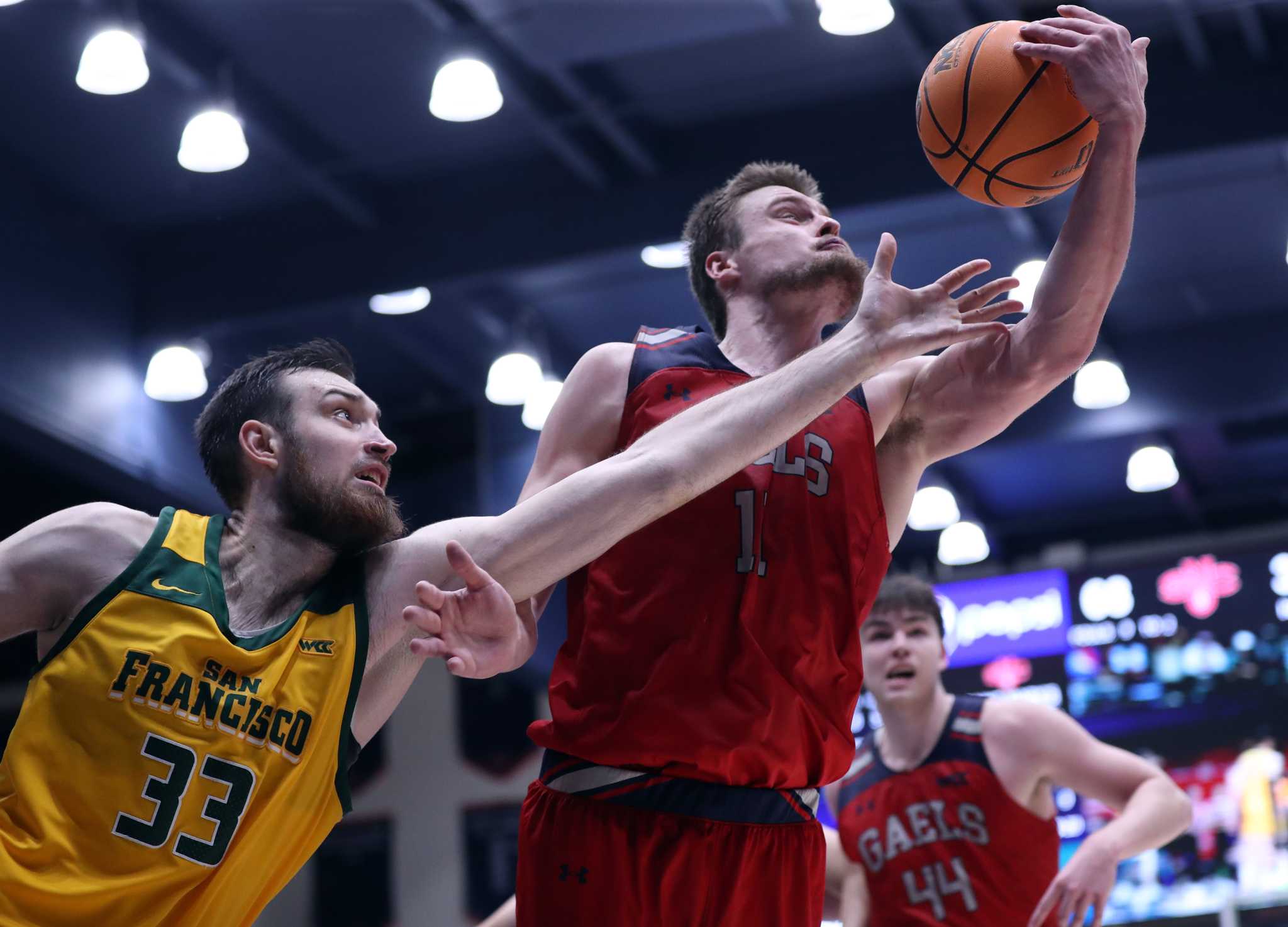 St. Mary’s beats USF to stretch its nation’s-best win streak to 14