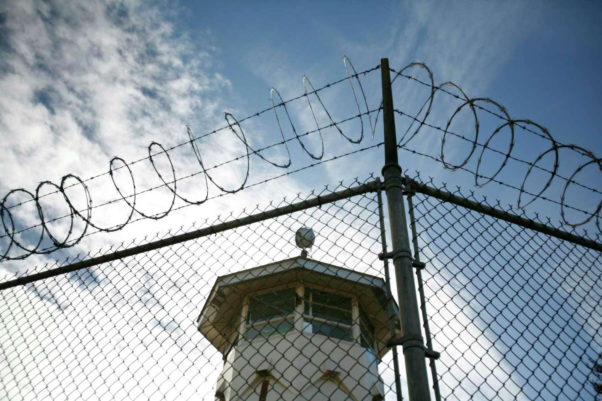 State watchdog says closing more prisons could help cut budget deficit