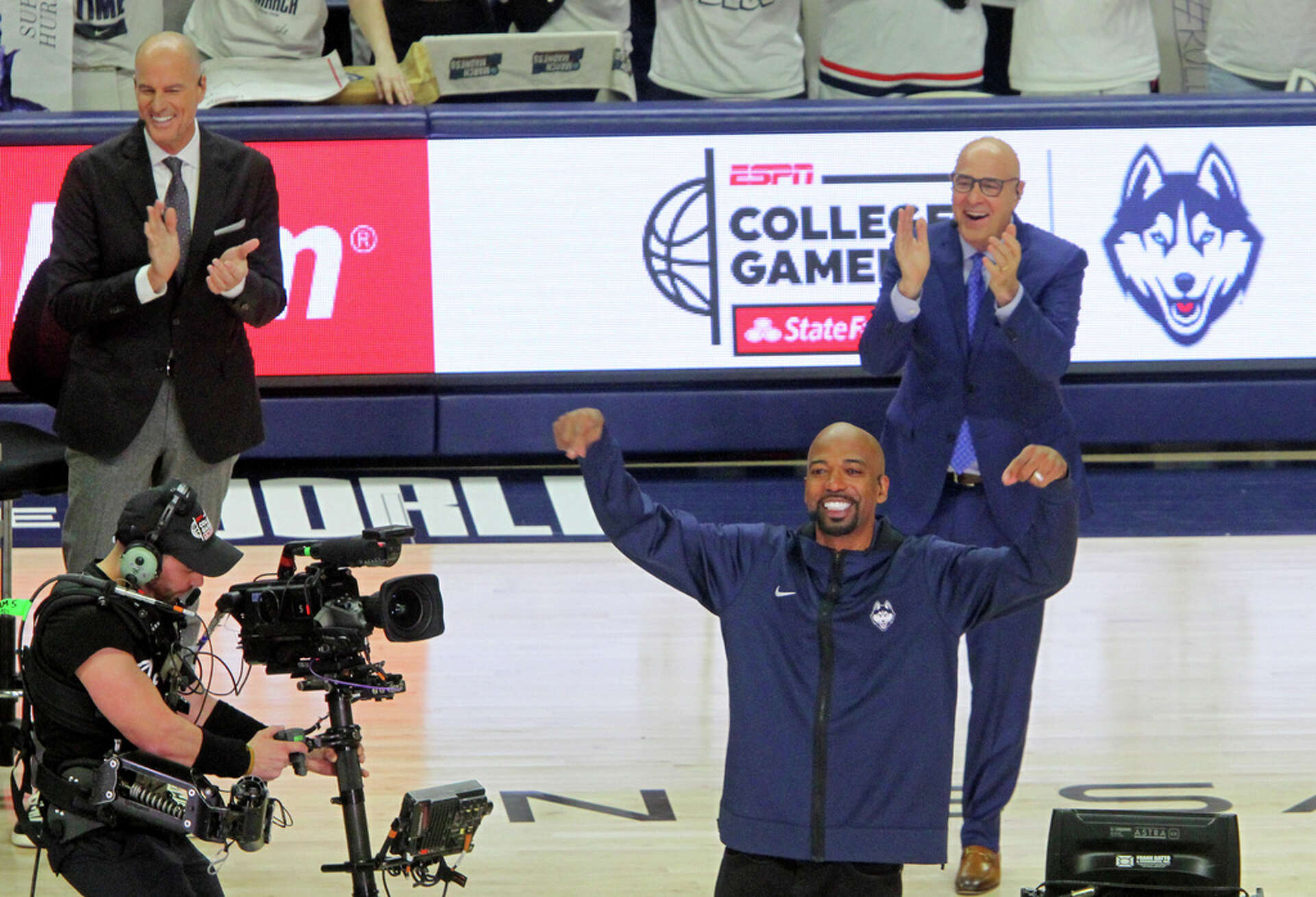 UConn great Richard Hamilton has number retired: 'A magic moment'