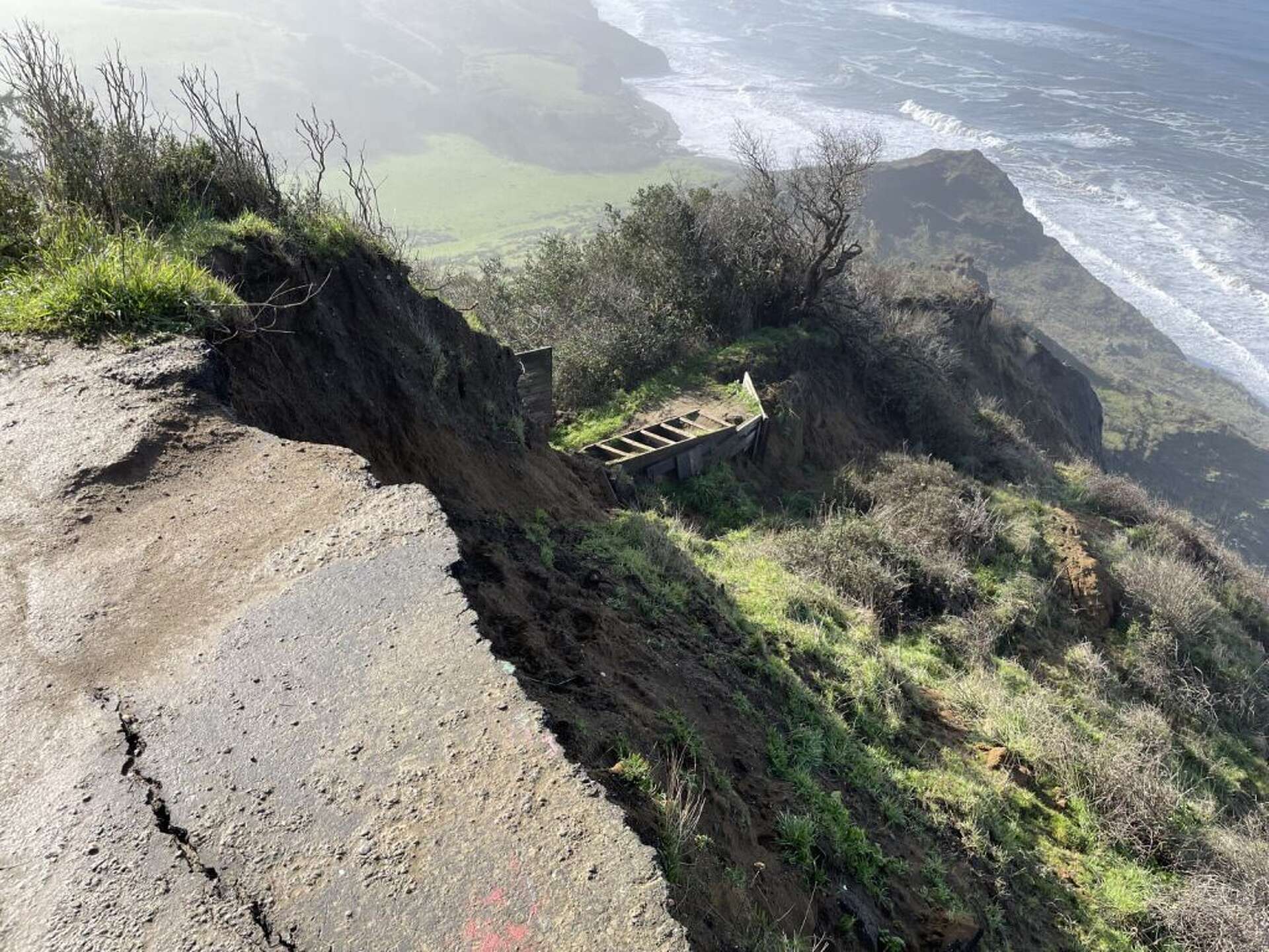 Footage shows onlookers running from California beach landslide