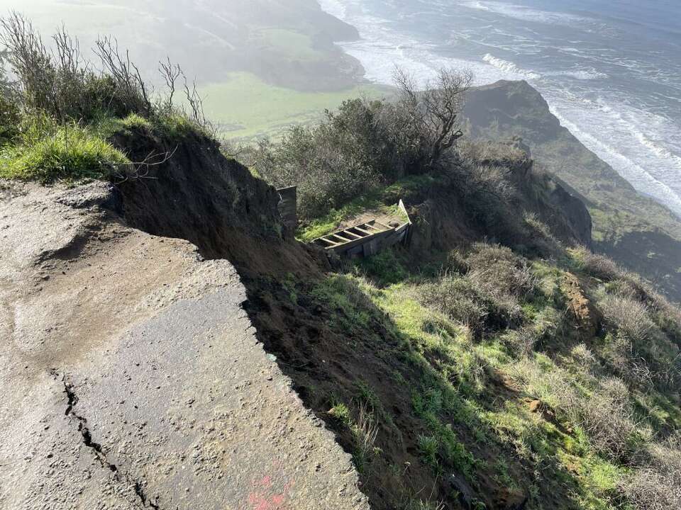 Footage shows onlookers running from California beach landslide