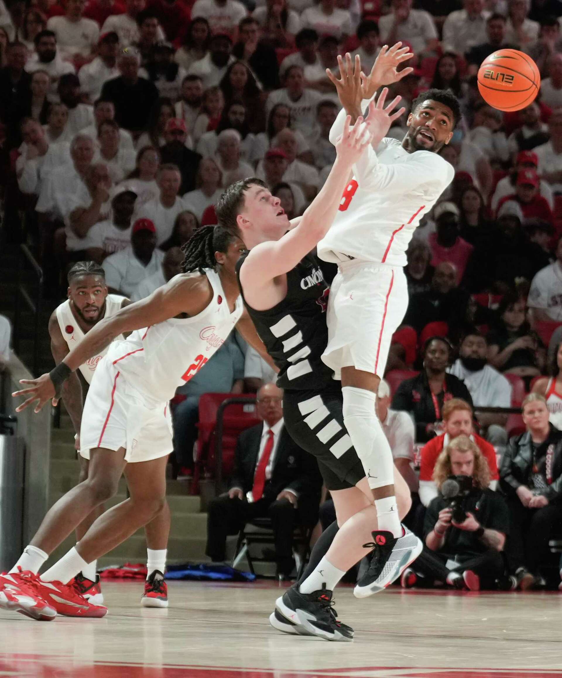 UH basketball: No. 1 Cougars grind out win over Cincinnati