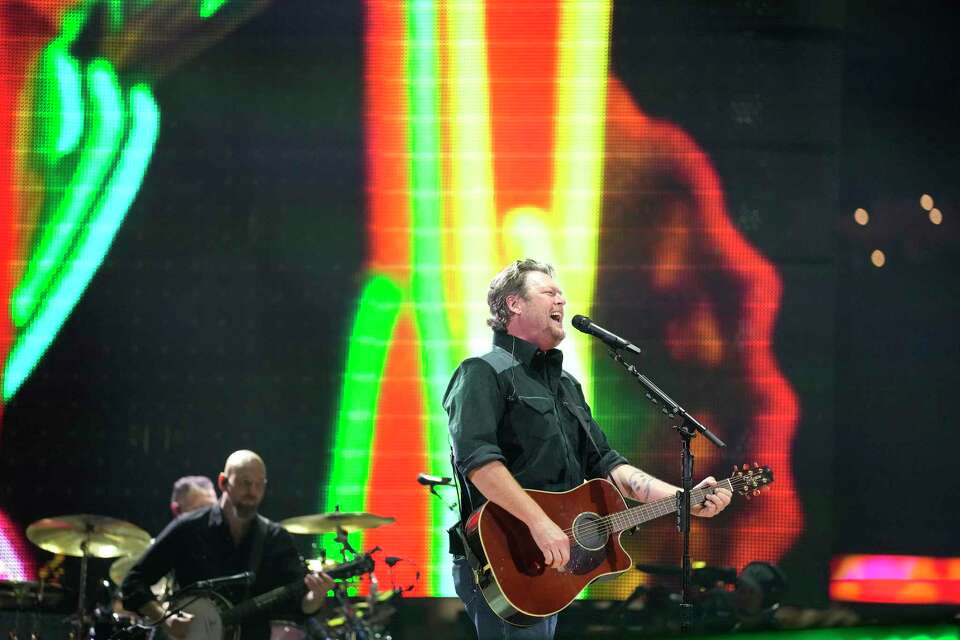 Houston Rodeo review: Blake Shelton kicks it off with Gwen Stefani
