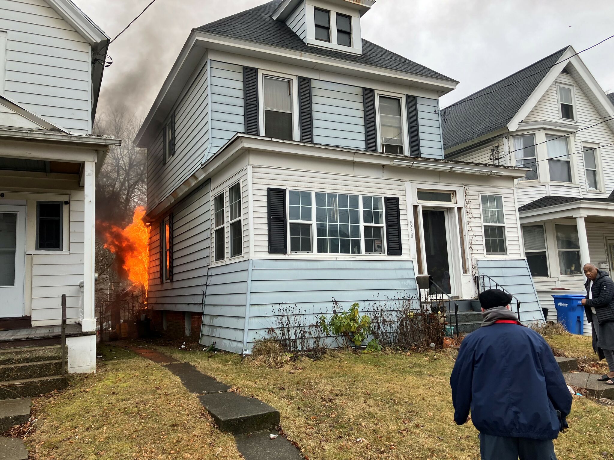 Bystanders warn residents of Washington Avenue porch fire