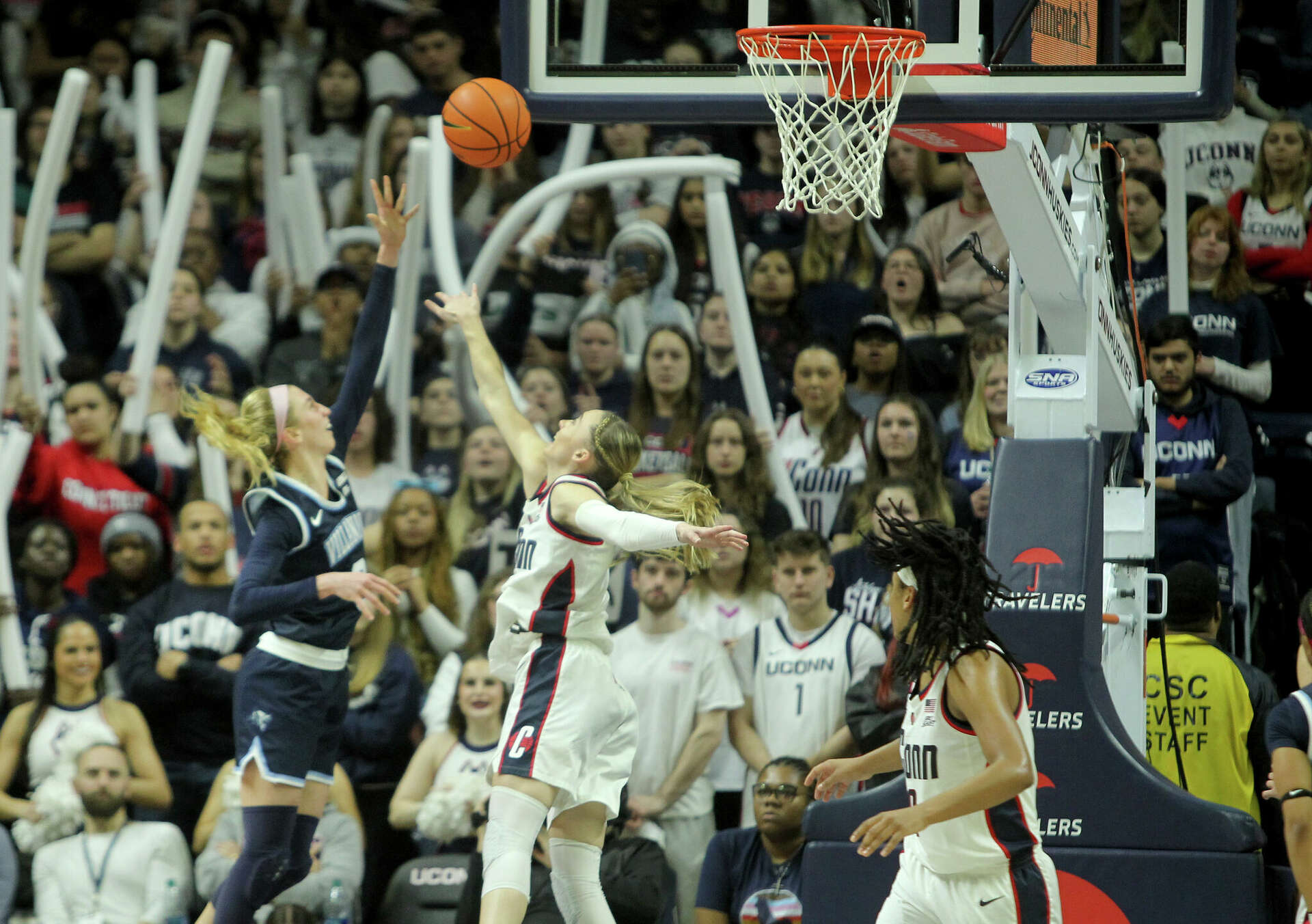 Paige Bueckers leads UConn women's basketball with 31 points in win