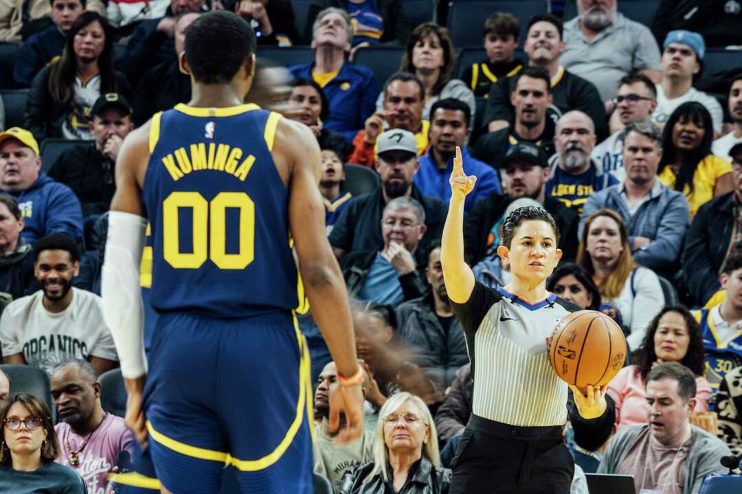 NBA’s first nonbinary referee, Che Flores, is choosing visibility