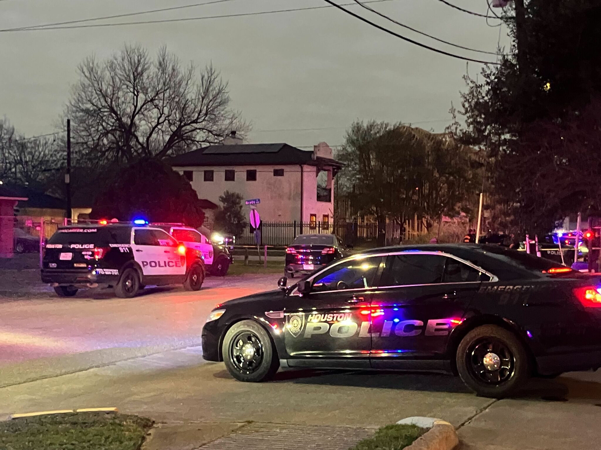 Houston police officer shoots, kills suspect Thursday evening