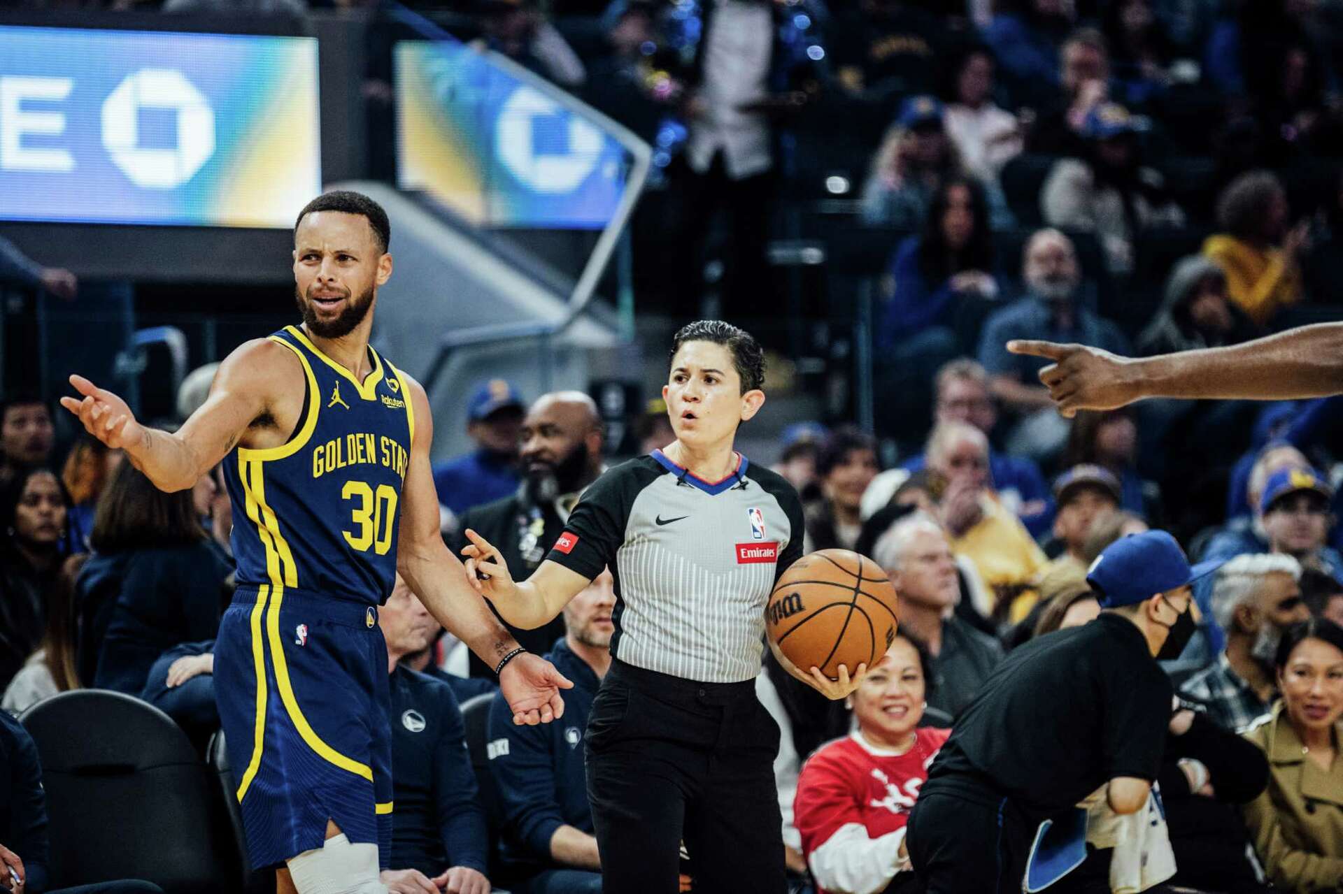 NBA’s first nonbinary referee, Che Flores, is choosing visibility