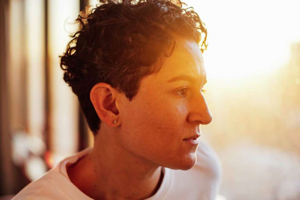 NBA’s first nonbinary referee, Che Flores, is choosing visibility