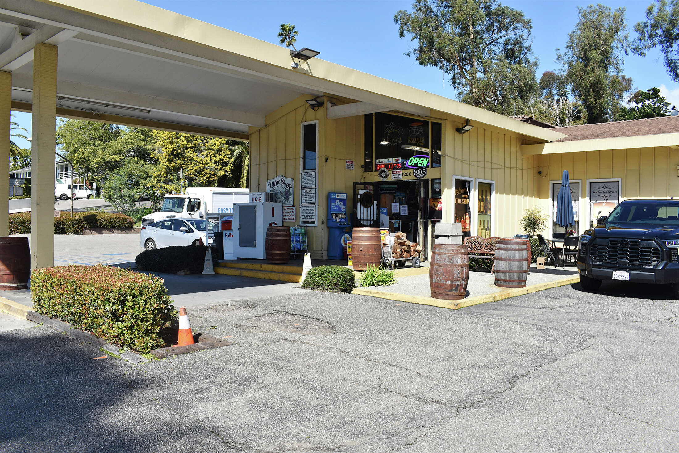 The newest hangout for billionaires? This California liquor store