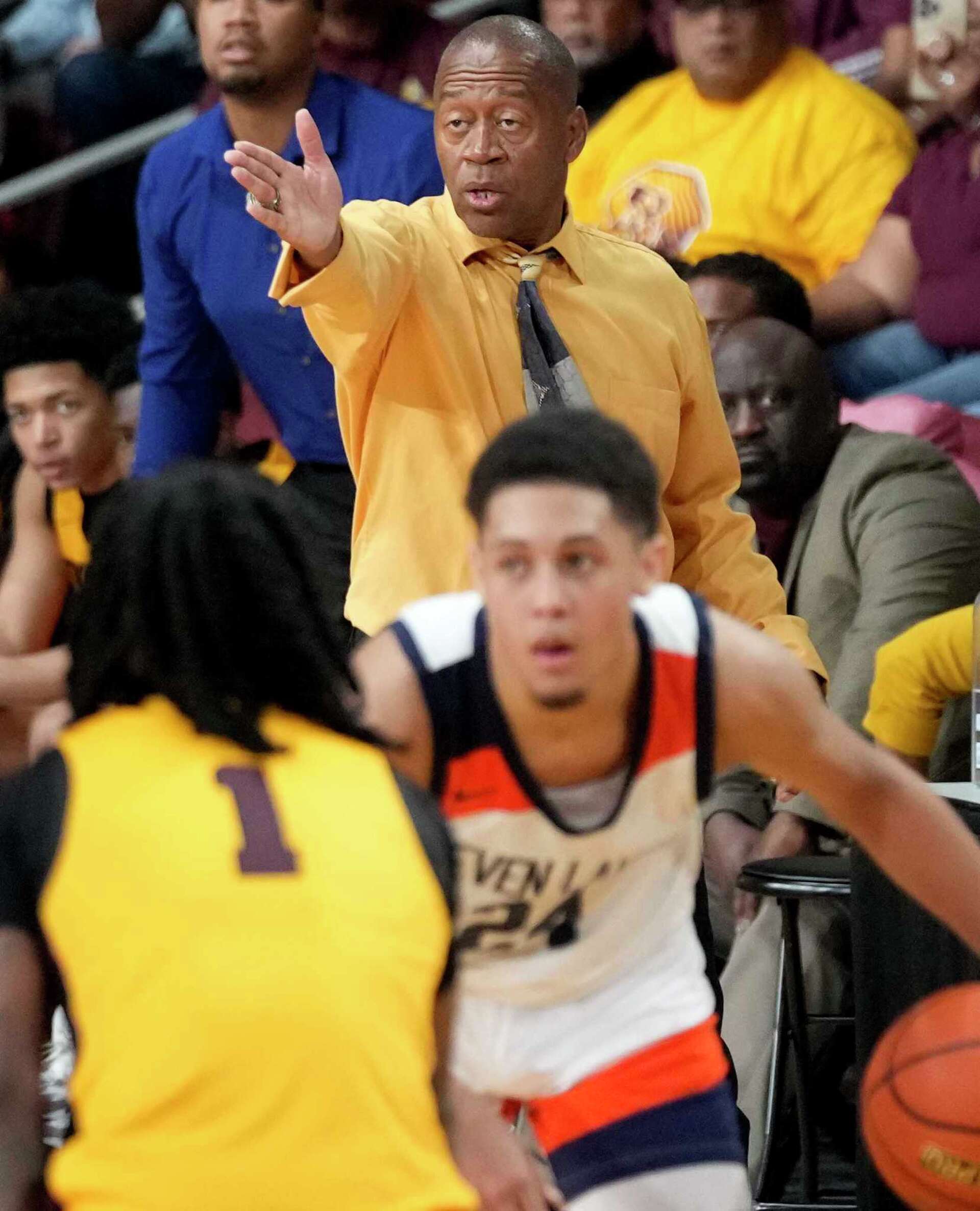 Boys basketball: Seven Lakes falls to Beaumont United