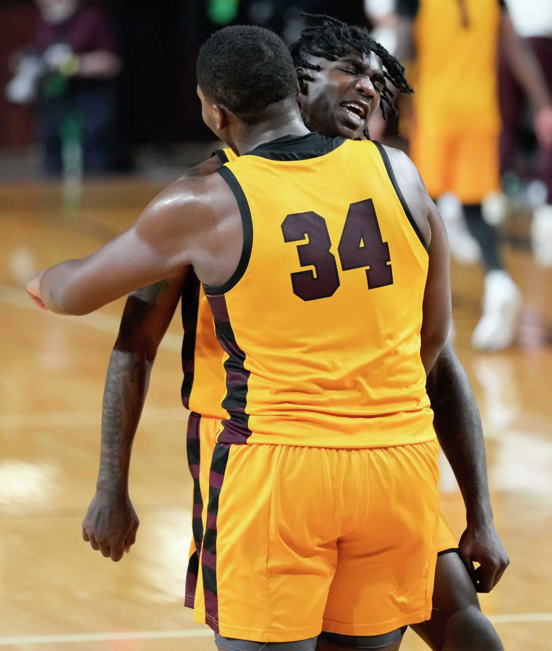 Boys basketball: Seven Lakes falls to Beaumont United