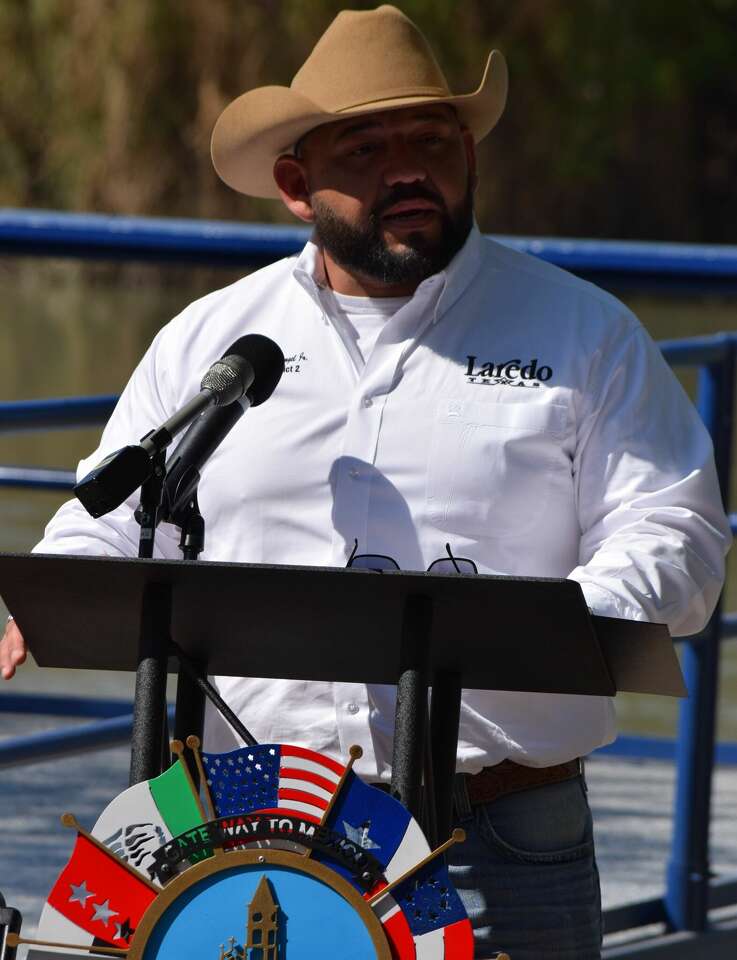 Laredo dedicates Chacon Bat Park pier to teen who died in crash