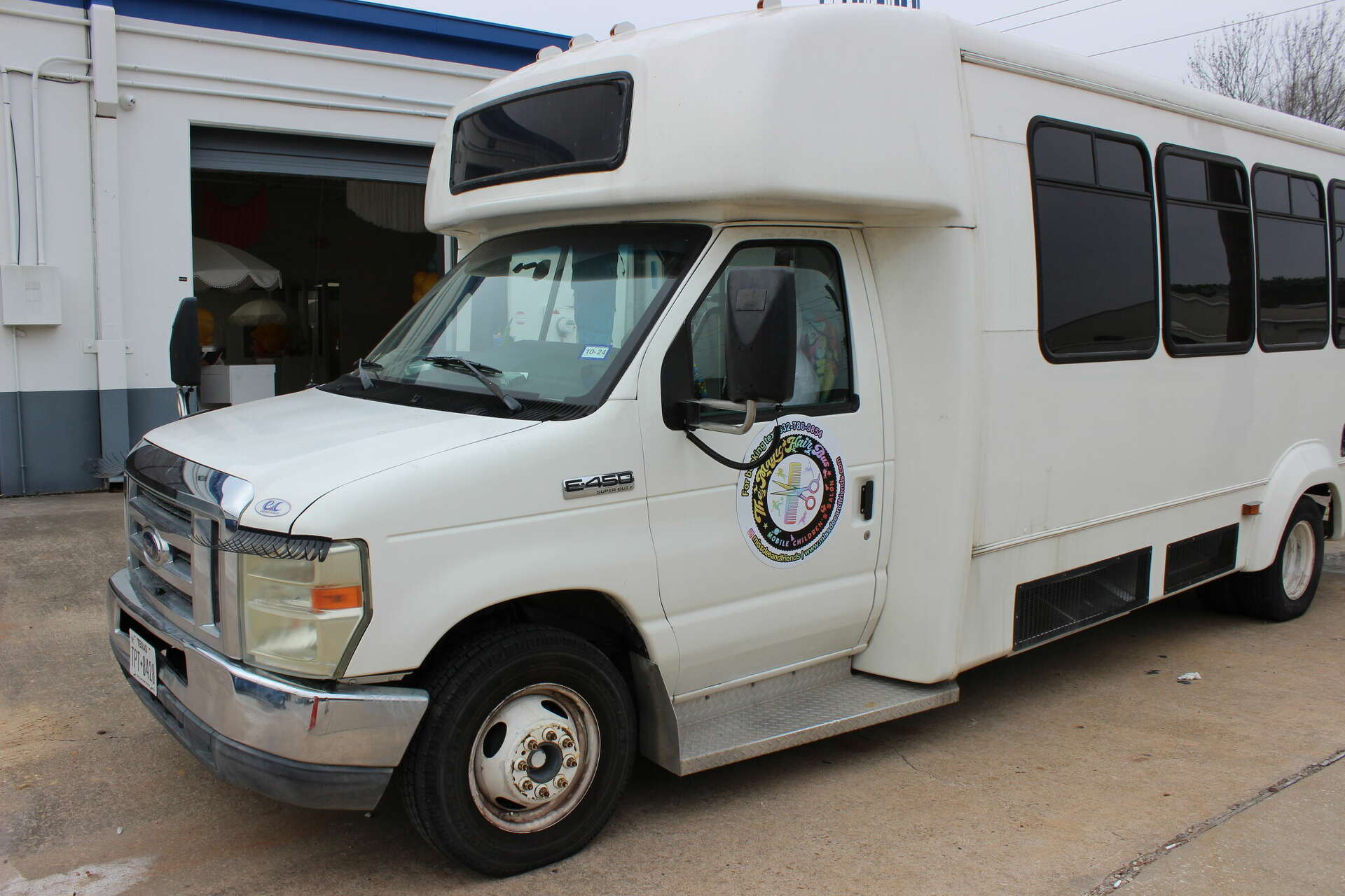 Houston mobile hair salon back on the road after trailer was damaged