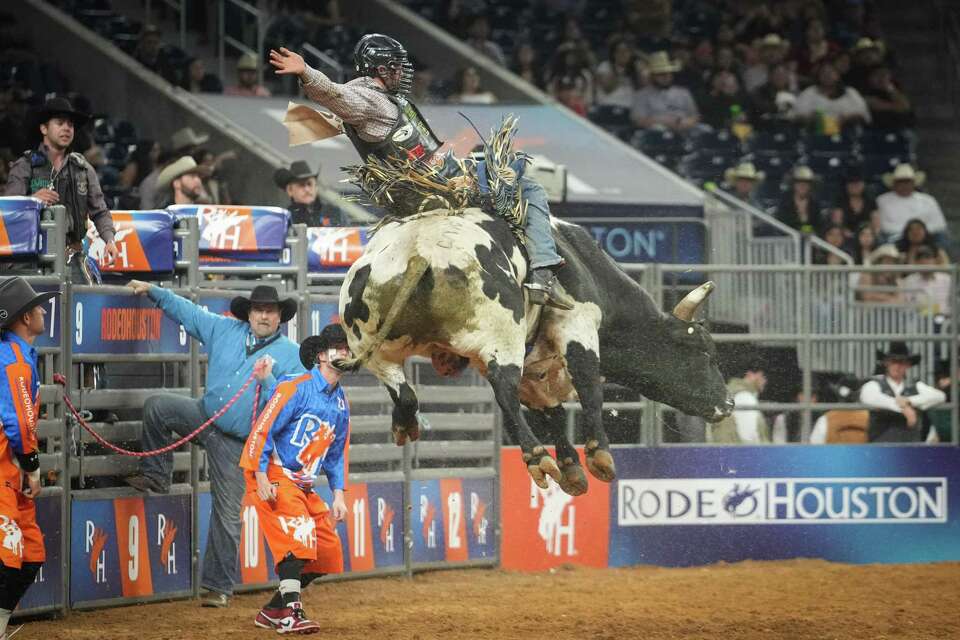RodeoHouston Super Series II: Bull rider Jax Mills advances